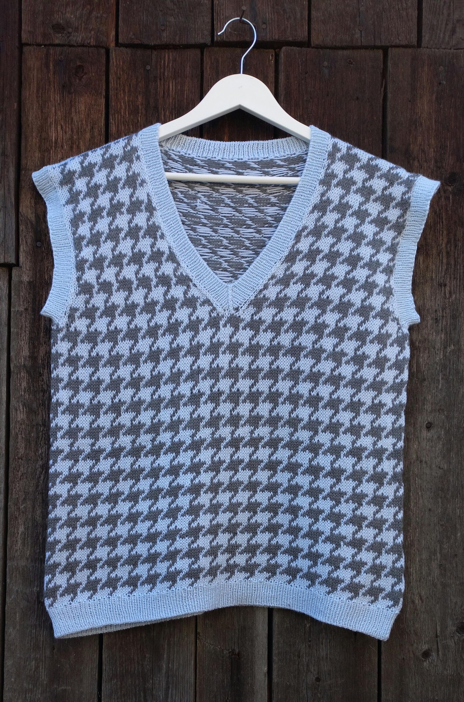 Women's Knitted Vest With Jacquard Houndstooth Pattern With V-shaped ...