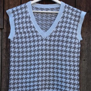 Women's Knitted Vest With Jacquard Houndstooth Pattern With V-shaped ...