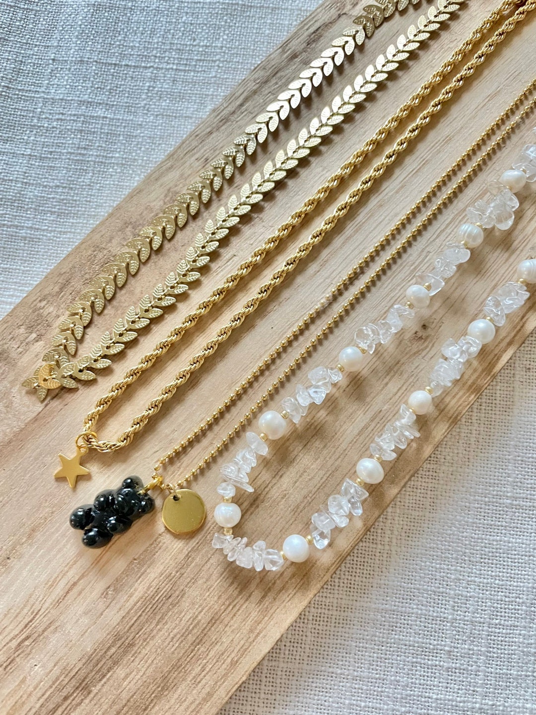 Goldene Ketten Layering mit Anhänger und Perlen aus langlebigem ...