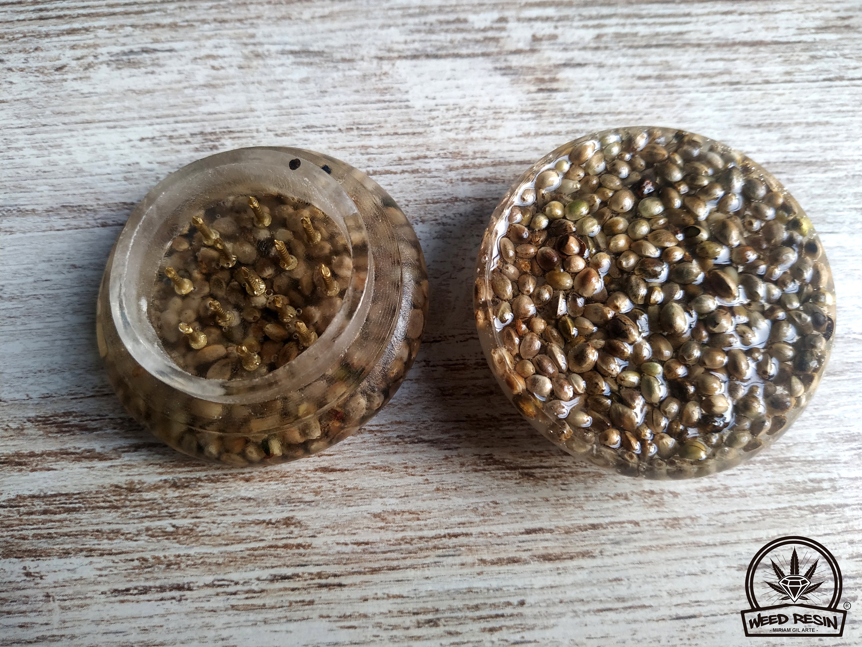 Grinder / Molinillo de hierbas con semillas de cáñamo , transparente ...