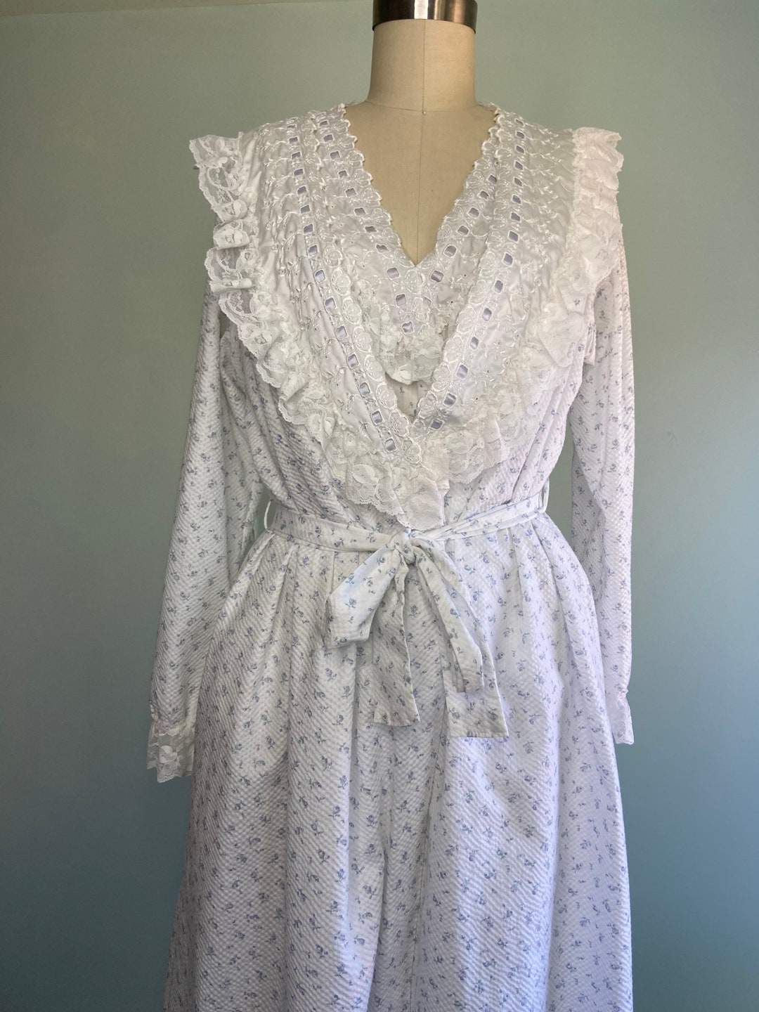Vintage Frilly Robe and Nightgown / White & Blue Floral / Made in USA ...