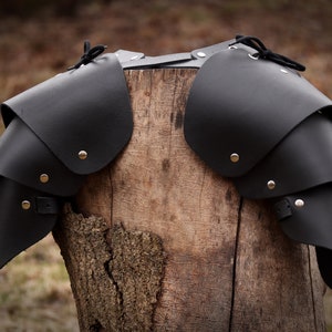 Armadura de hombros de cuero Pauldrons para Larping - Etsy España
