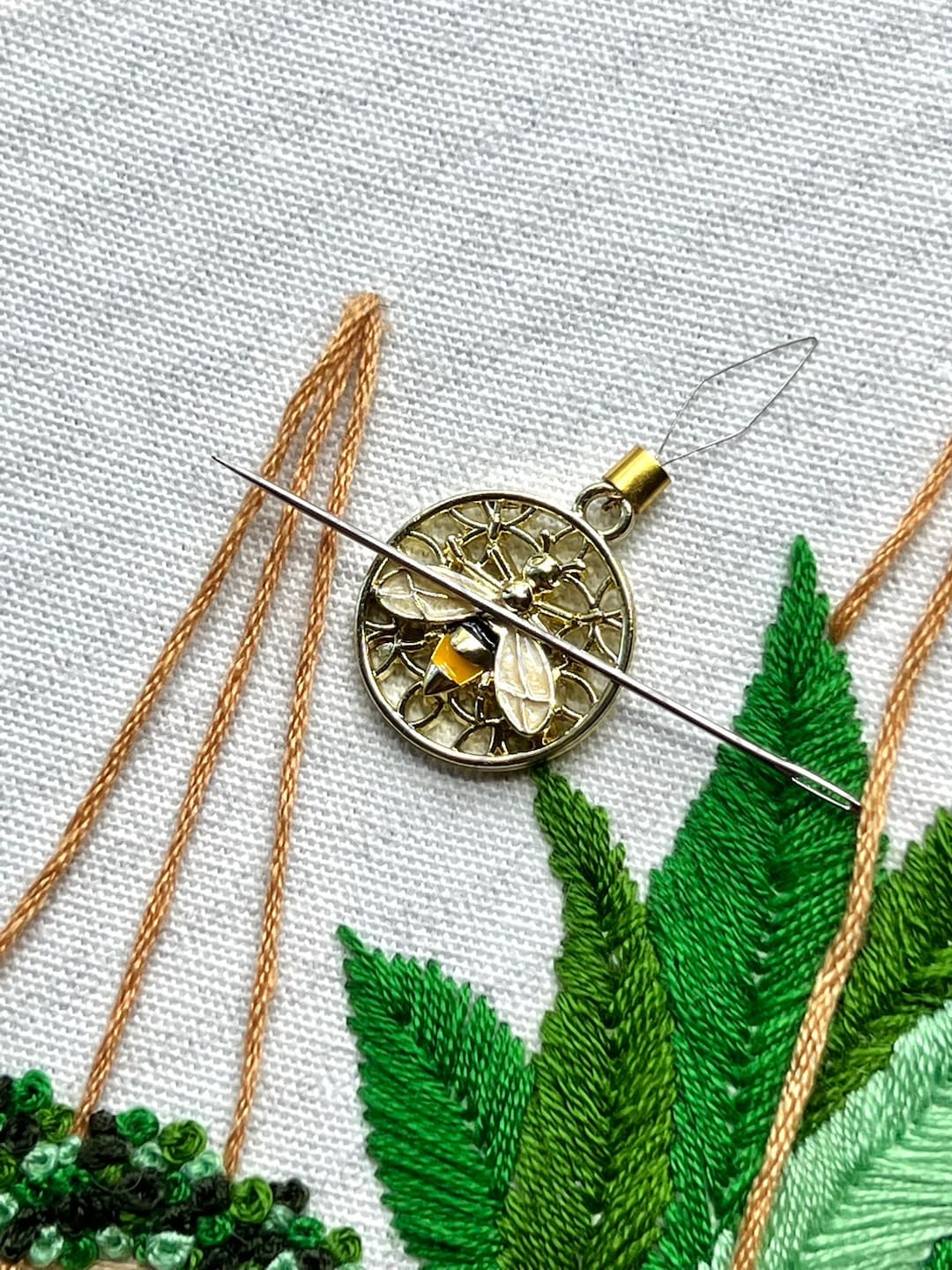 Queen Bee Needle Threader With Option to Make Magnetic Threader Minder ...