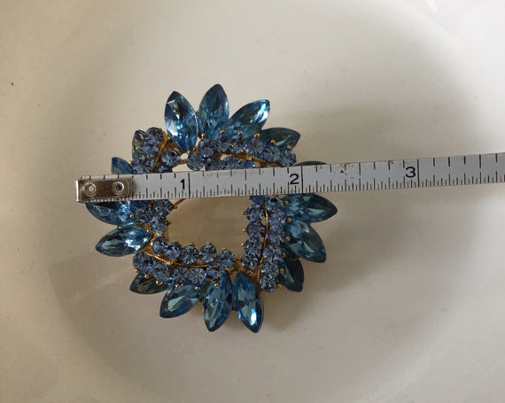 Round vintage Rhinestones blue stones brooch - Gem