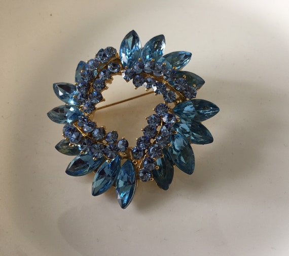 Round vintage Rhinestones blue stones brooch - Gem