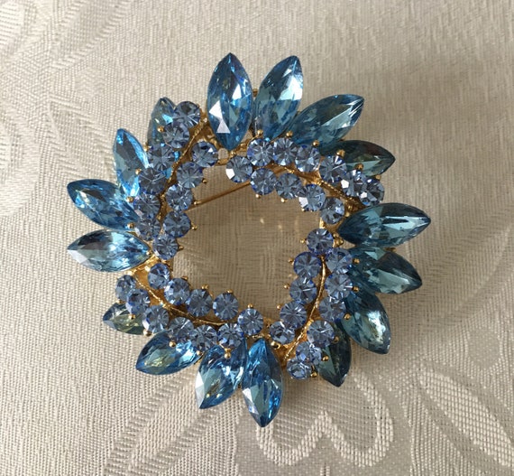 Round vintage Rhinestones blue stones brooch - Gem