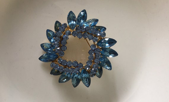 Round vintage Rhinestones blue stones brooch - Gem