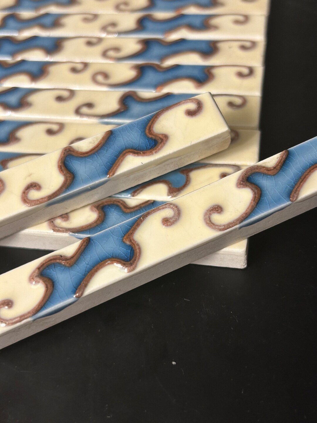 American Encaustic 1950’s Blue on Cream Stylized Holly Leaf Liners ...