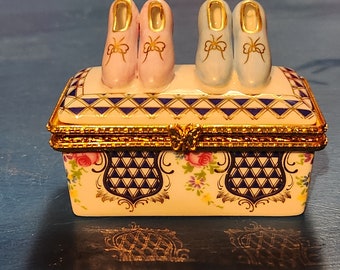 Water Well Shaped Trinket Box With Miniature Coin Figurine 3 Rustic ...