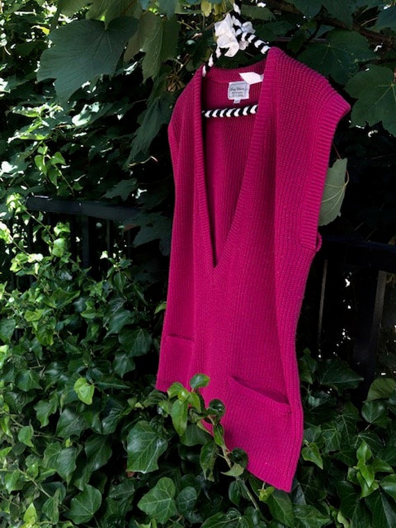Vintage deep v neck vest/80s vest/90s/magenta/knit - Gem