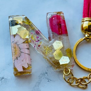 Keychain/custom Letter Initial Resin Keychain - Real Flowers/gold ...