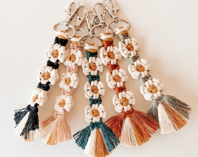 Macrame Daisy Keychain - Etsy