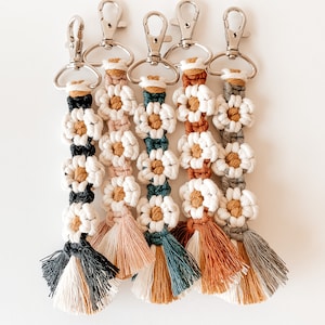 Macrame Daisy Keychain - Etsy
