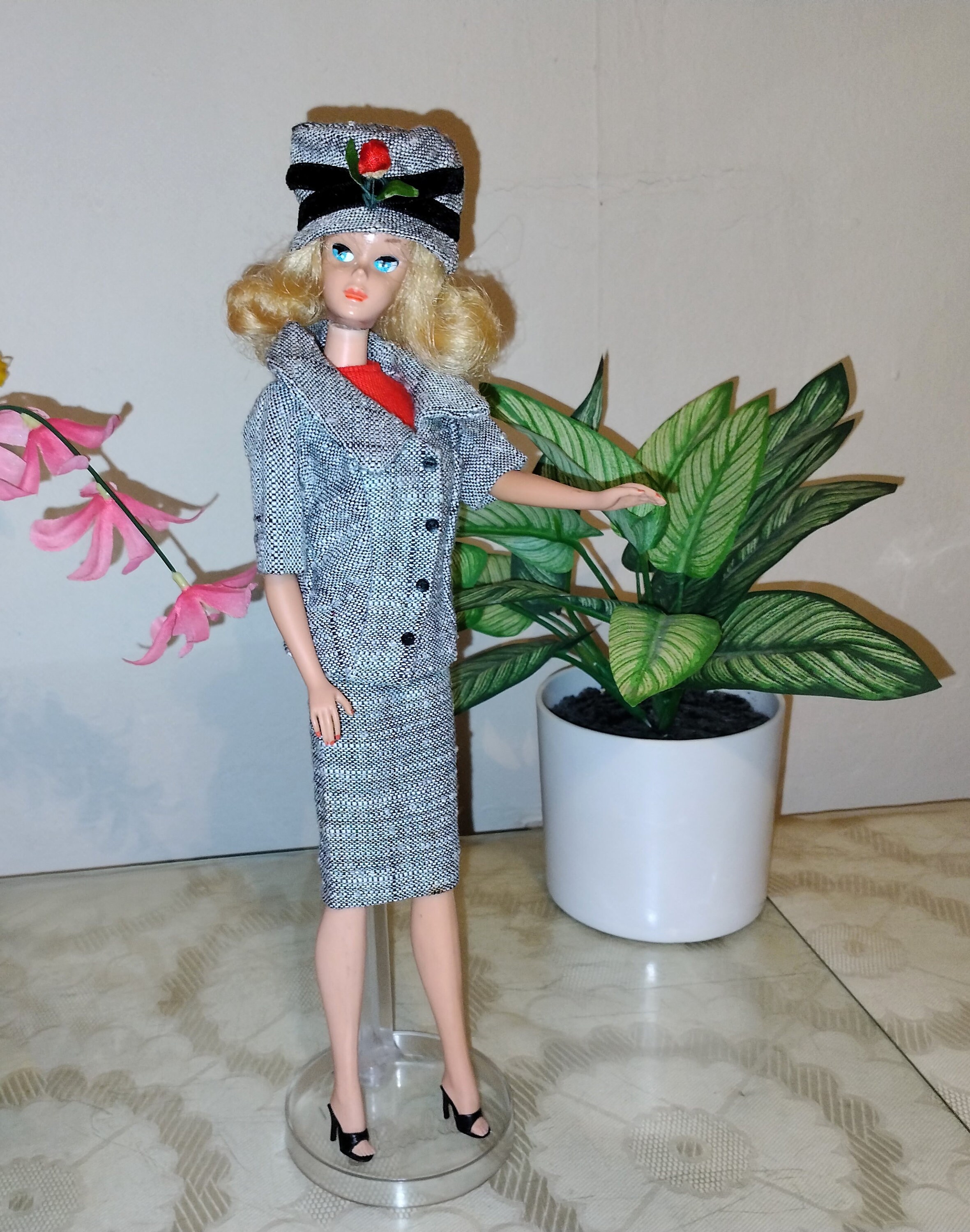 1960's Vintage Sleepy Eyes Miss Barbie in Career Girl #954 & Blonde ...