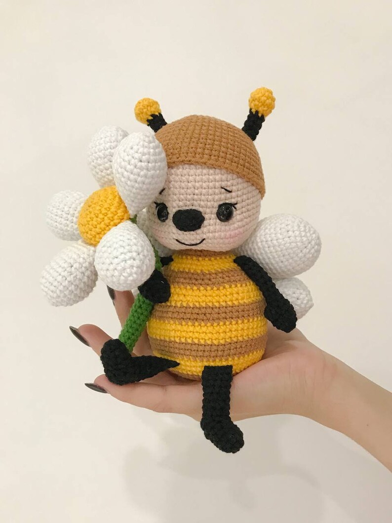 CROCHET PATTERN Bee With Daisy. Amigurumi Doll Baby Bumblebee With Flower.little Bee Easy ...