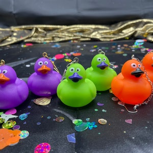 Franken-Duck Quietscheentchen-Ohrringe! In Lila, Grün und Orange mit ...