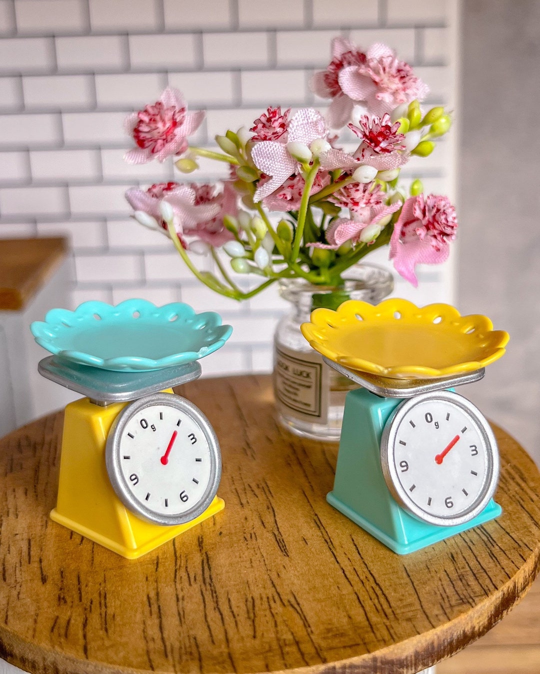 Dollhouse 1/12 Scale Miniature Mix and Match Kitchen Scales 2 Colours ...