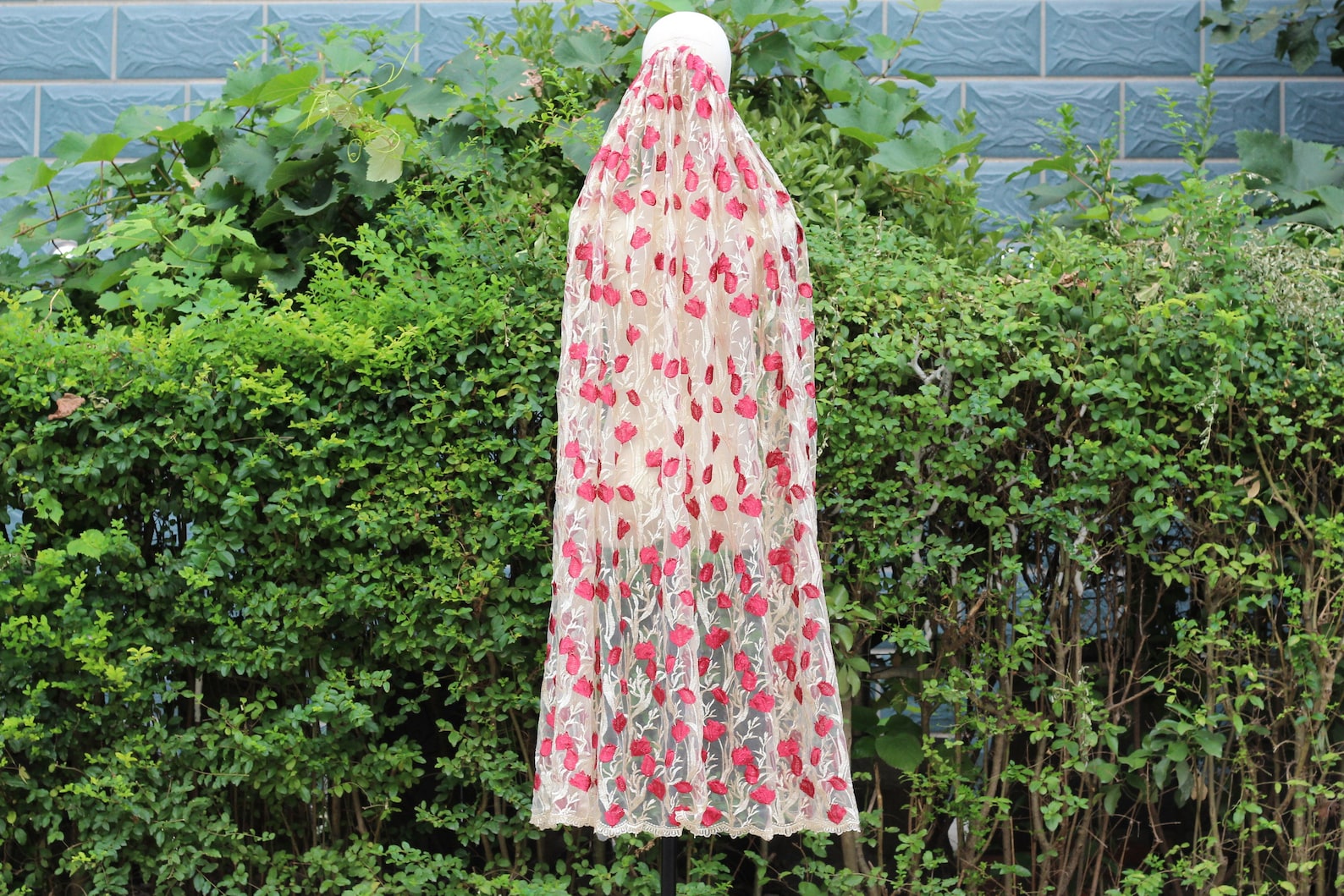 Red Rose Embroidered Wedding Veil, Gold Leaf Floral, Lace Edge - Etsy