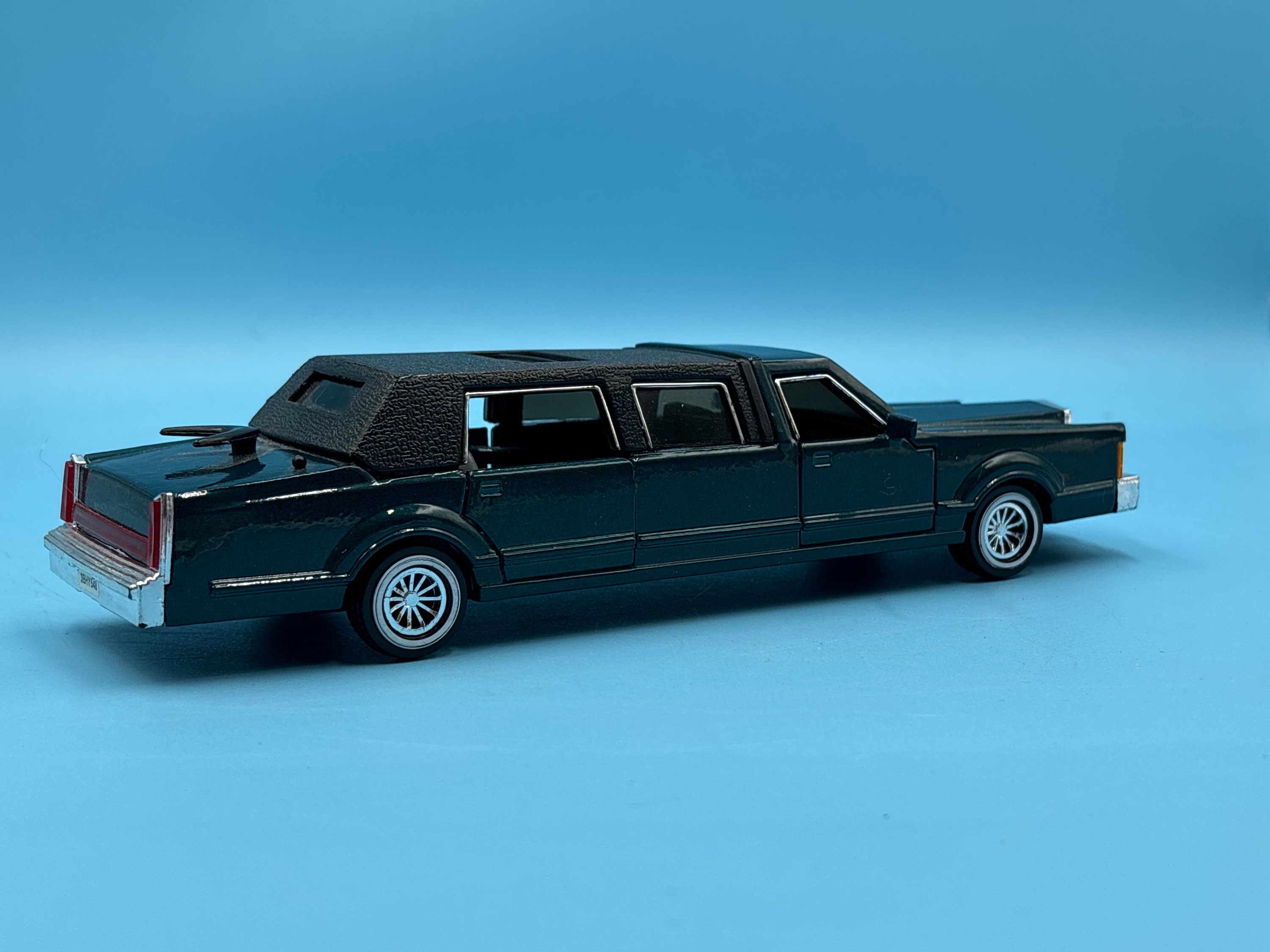 1996 Green Lincoln Superior Limousine Die Cast 1:43 SS9732. Boomerang ...