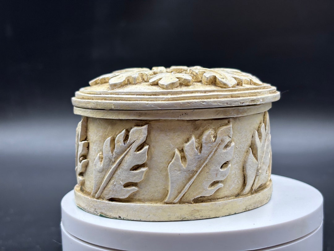 Round Ivory Resin Trinket Box With Lid. Keepsake Box. Small Jewelery ...
