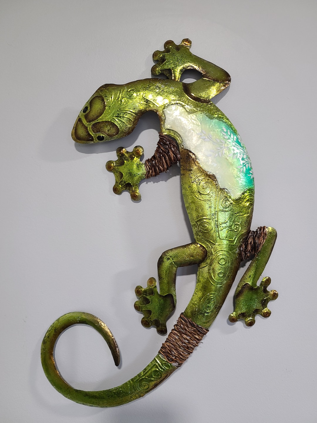 Gecko Tropical Metal Wall Hanging Made Unique With Capiz Shells Garden ...