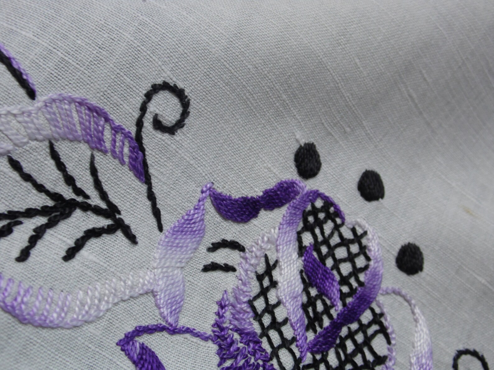 Vintage Linen Table Topper With Hand Embroidery, Vintage Crochet Table ...