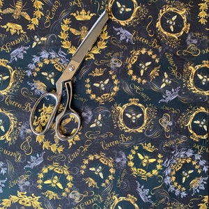 COTTON PRINT FABRIC - Timeless Treasures Queen Bee Golden Crests Print ...