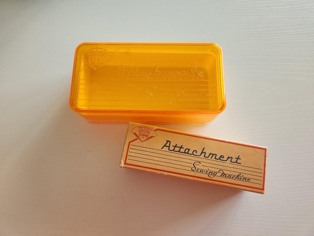 Vintage Deluxe Zig Zag Sewing Machine Attachment Container Box -- NO ...