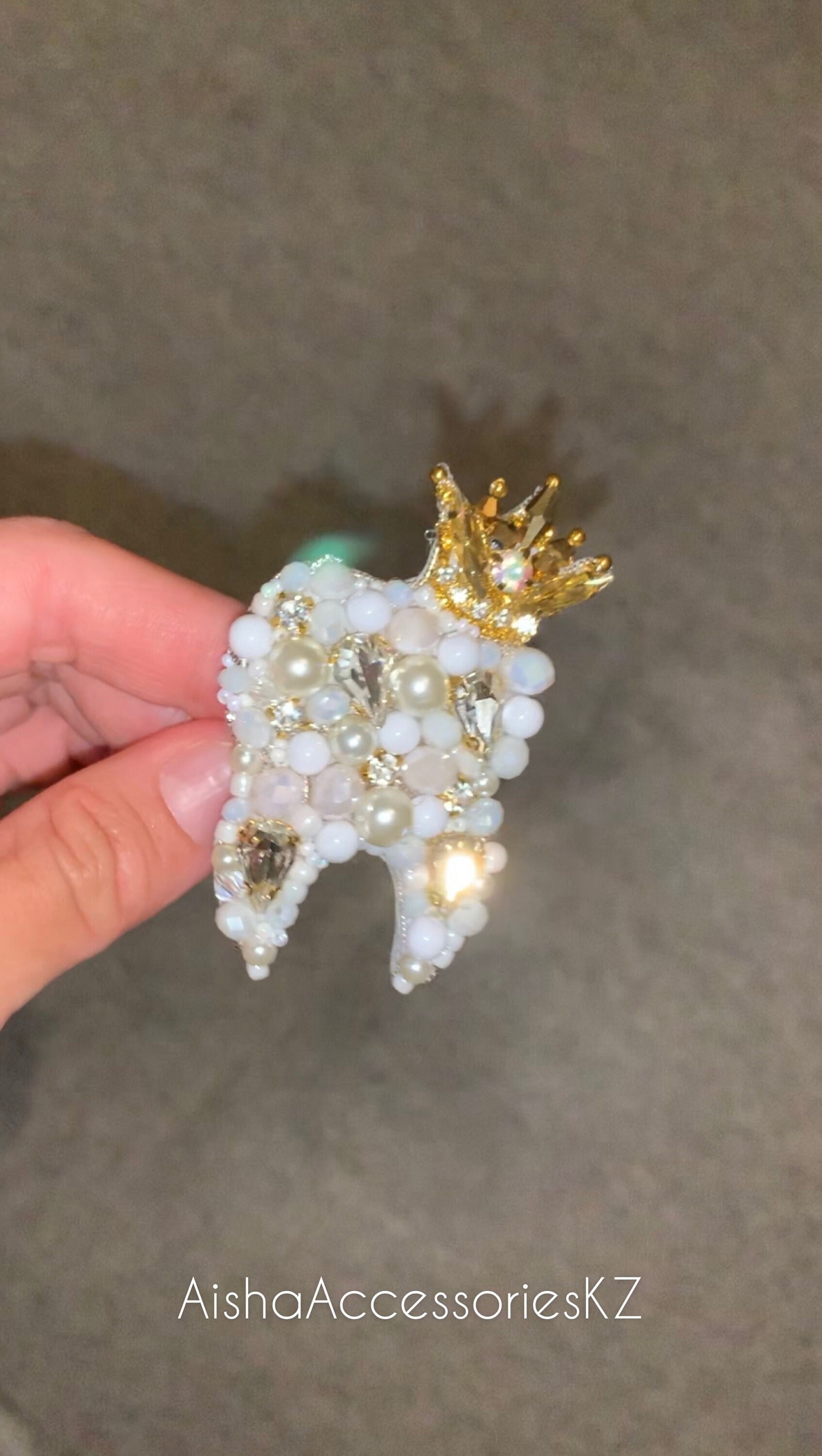 Broche dentaire ornée de perles, insigne de dent fait main, broche de ...