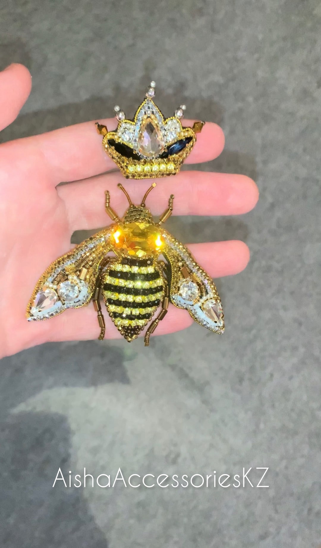 Sparkly Realistic Queen Bee Brooch Pin Crystal Bead Honey Bee Broach ...