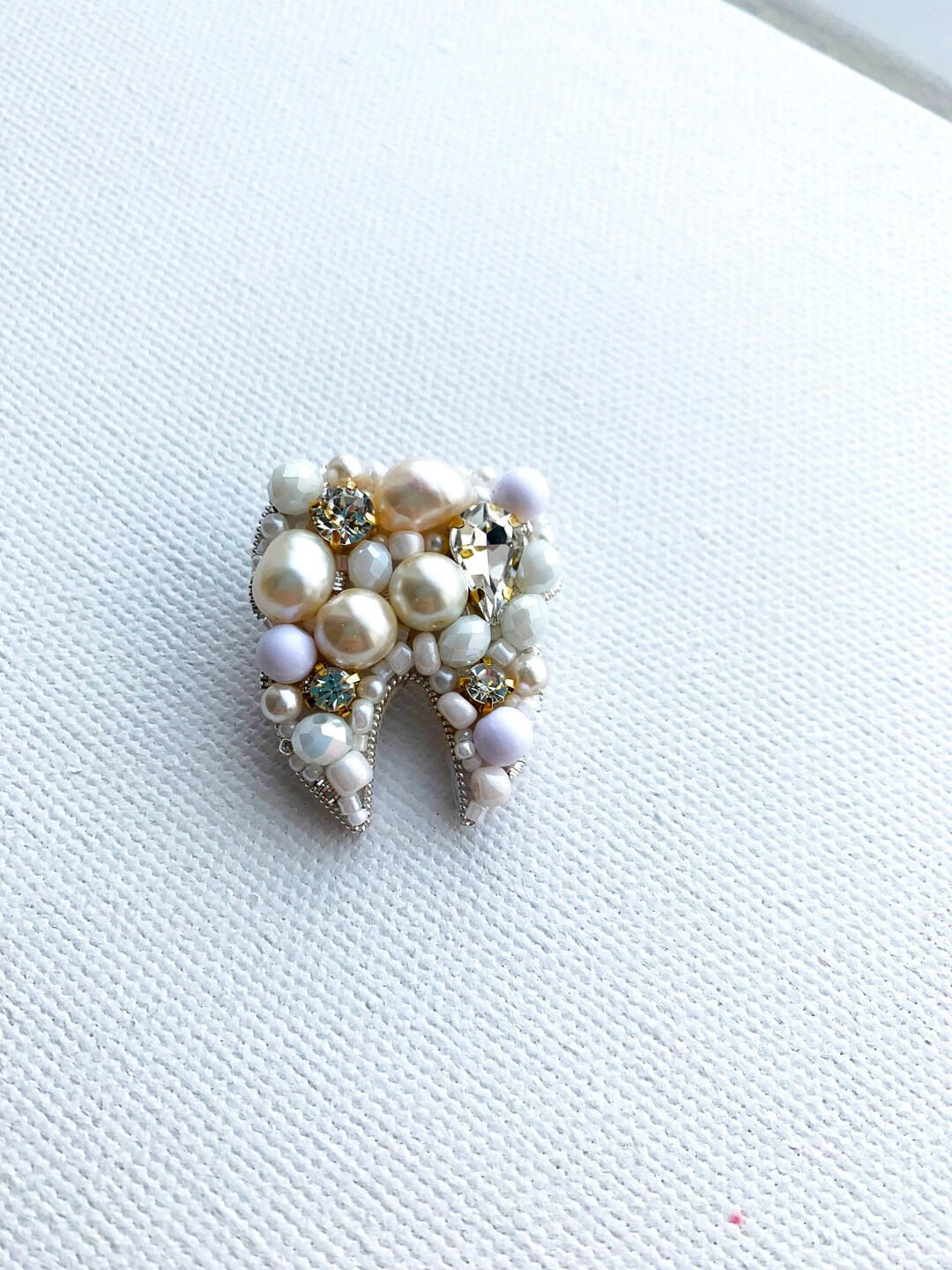 Broche dentaire ornée de perles, insigne de dent fait main, broche de ...