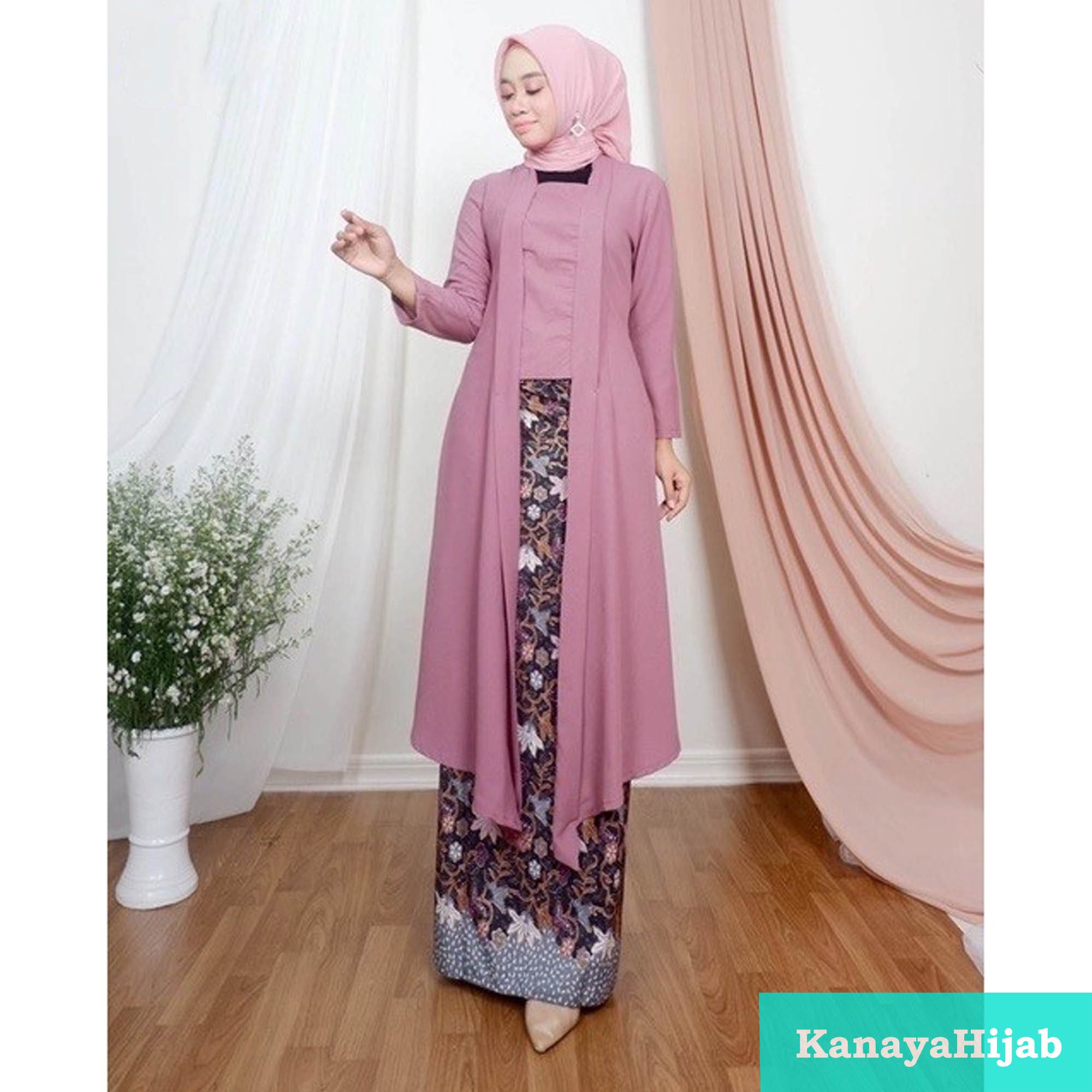 New Kutu Tunic Long Kebaya Suit: Fashionable Style With a Traditional ...