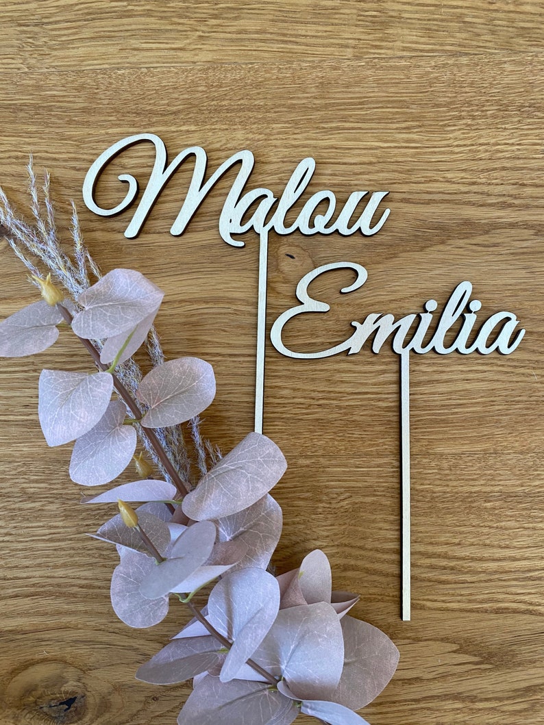 Topper de pastel con nombres hechos de madera en la naturaleza, tapón ...