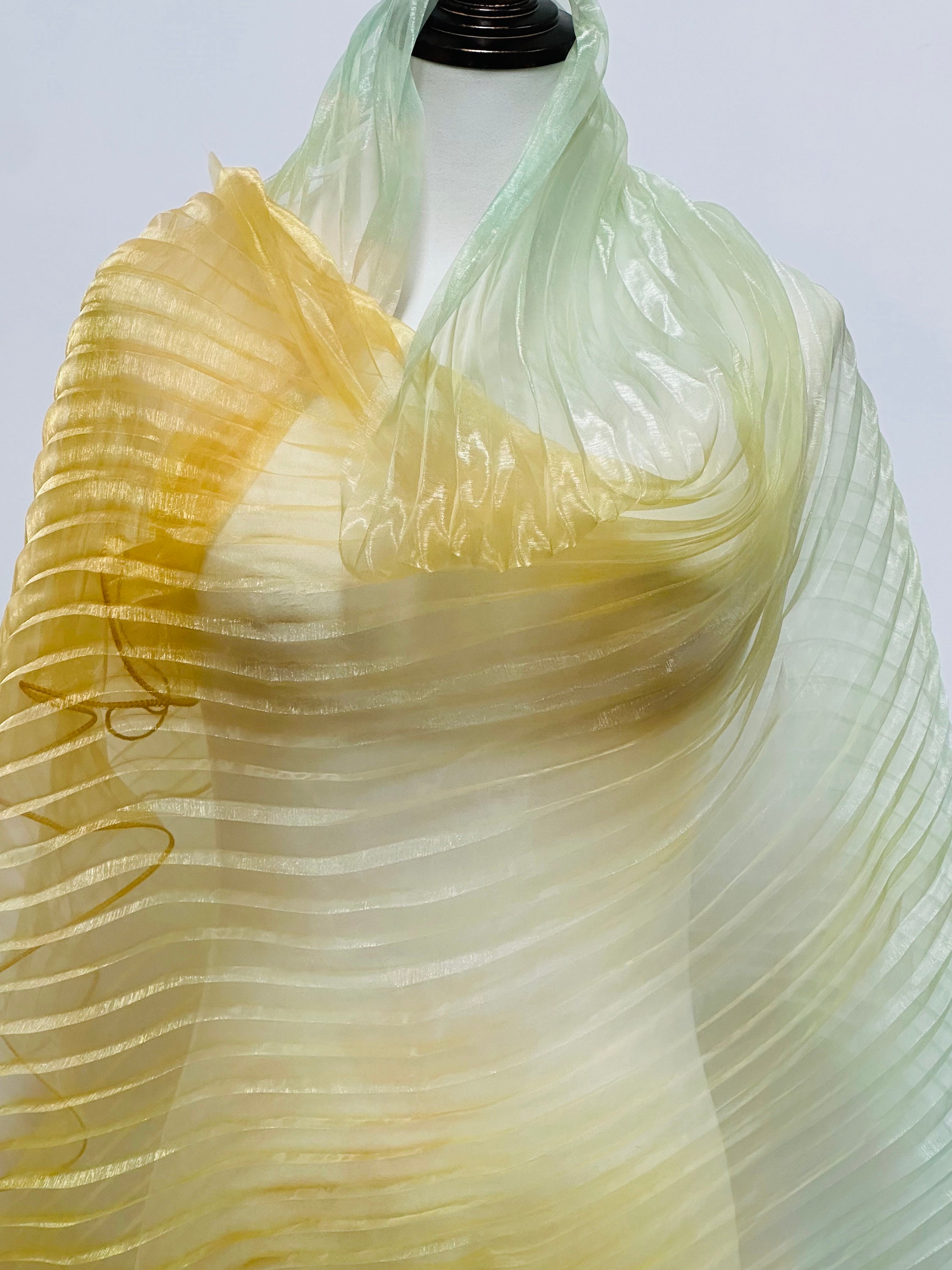 White Blue Gradient Organza Fabric, Laser Pleated Fabric, Ruffle Large ...