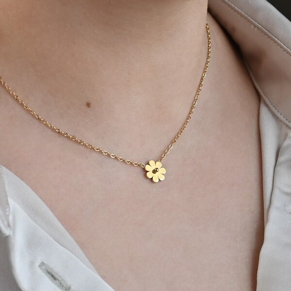 Gold Flower Necklace - Etsy