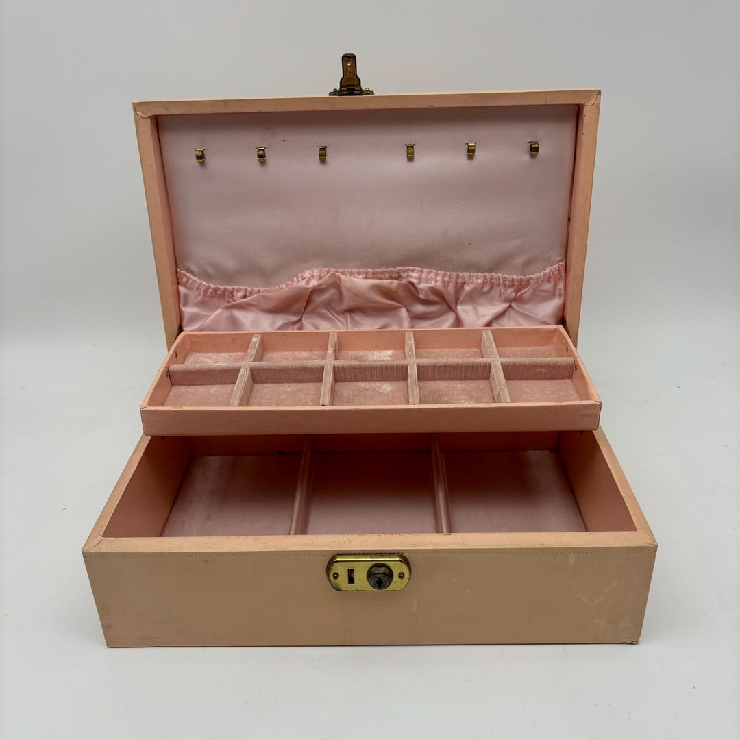 Vintage Mid Century Jewelry Box. Pink Vinyl Exterior With Pink Interior ...