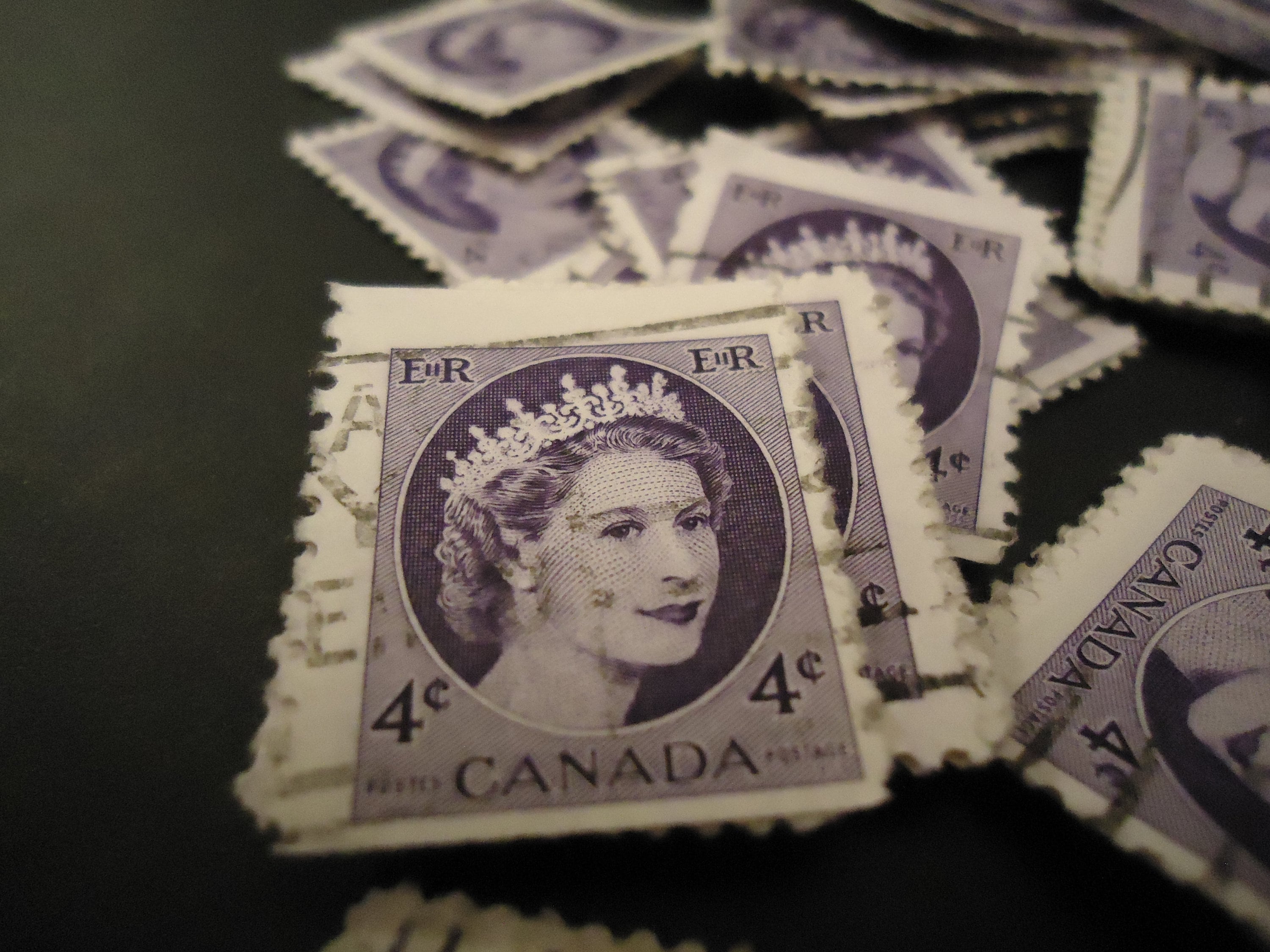 200 Approx. Used Canadian Postage Stamps 1954 -4 Cent Purple Queen ...