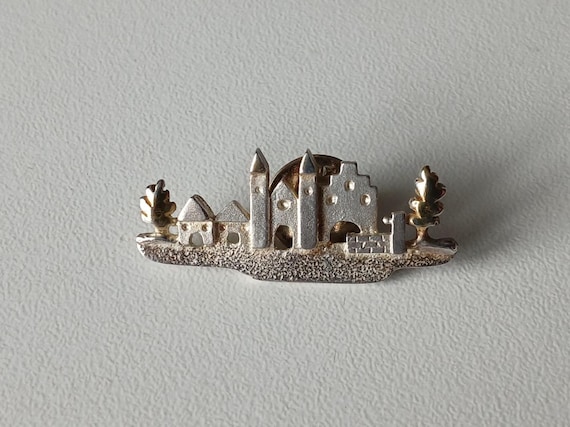 Medieval Cityscape – A Silver Pin with History! - Gem