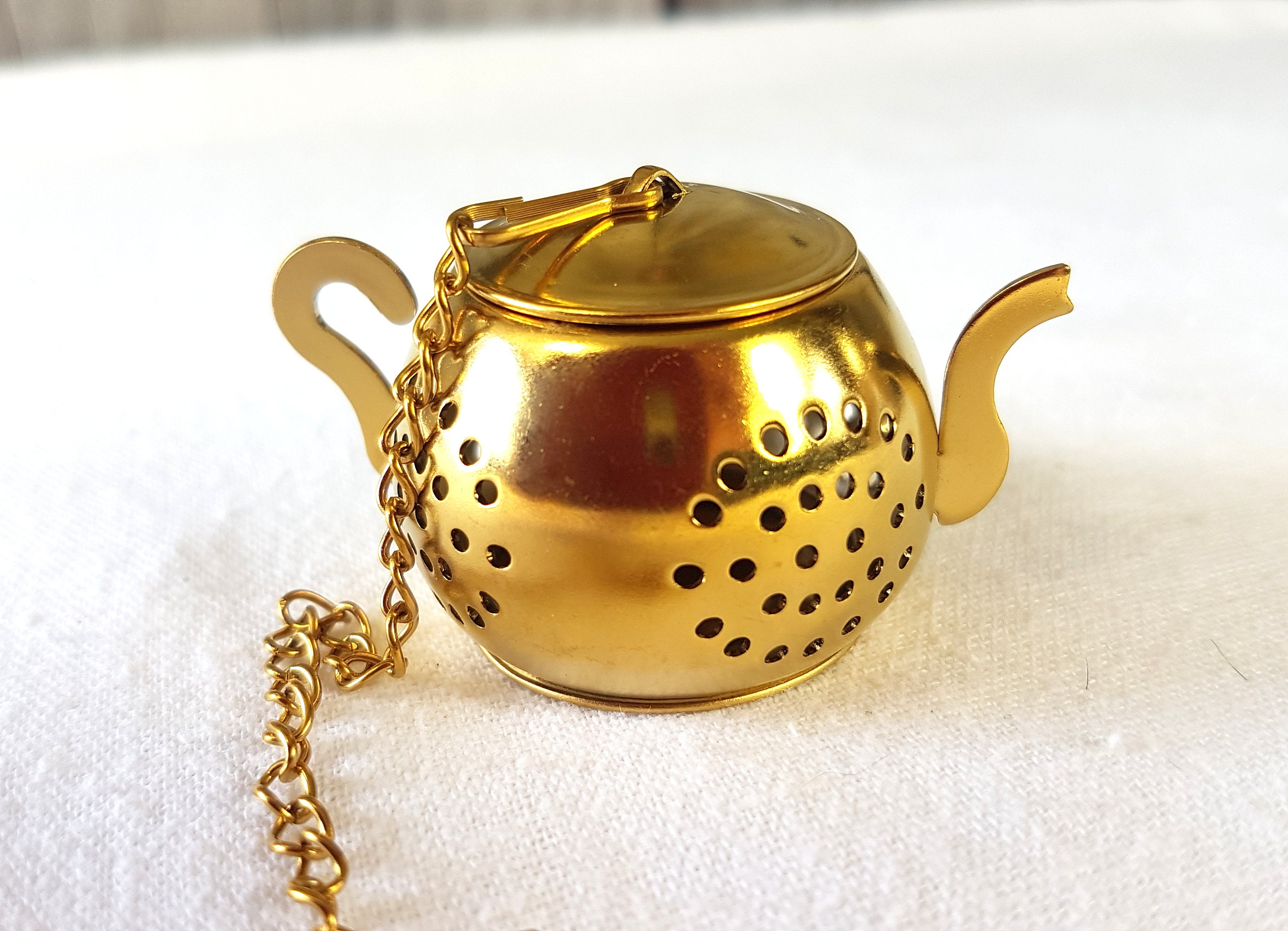 Golden Tea Shape Pot Infuser Met Een BEE En HONING Hanger, Verse Losse ...