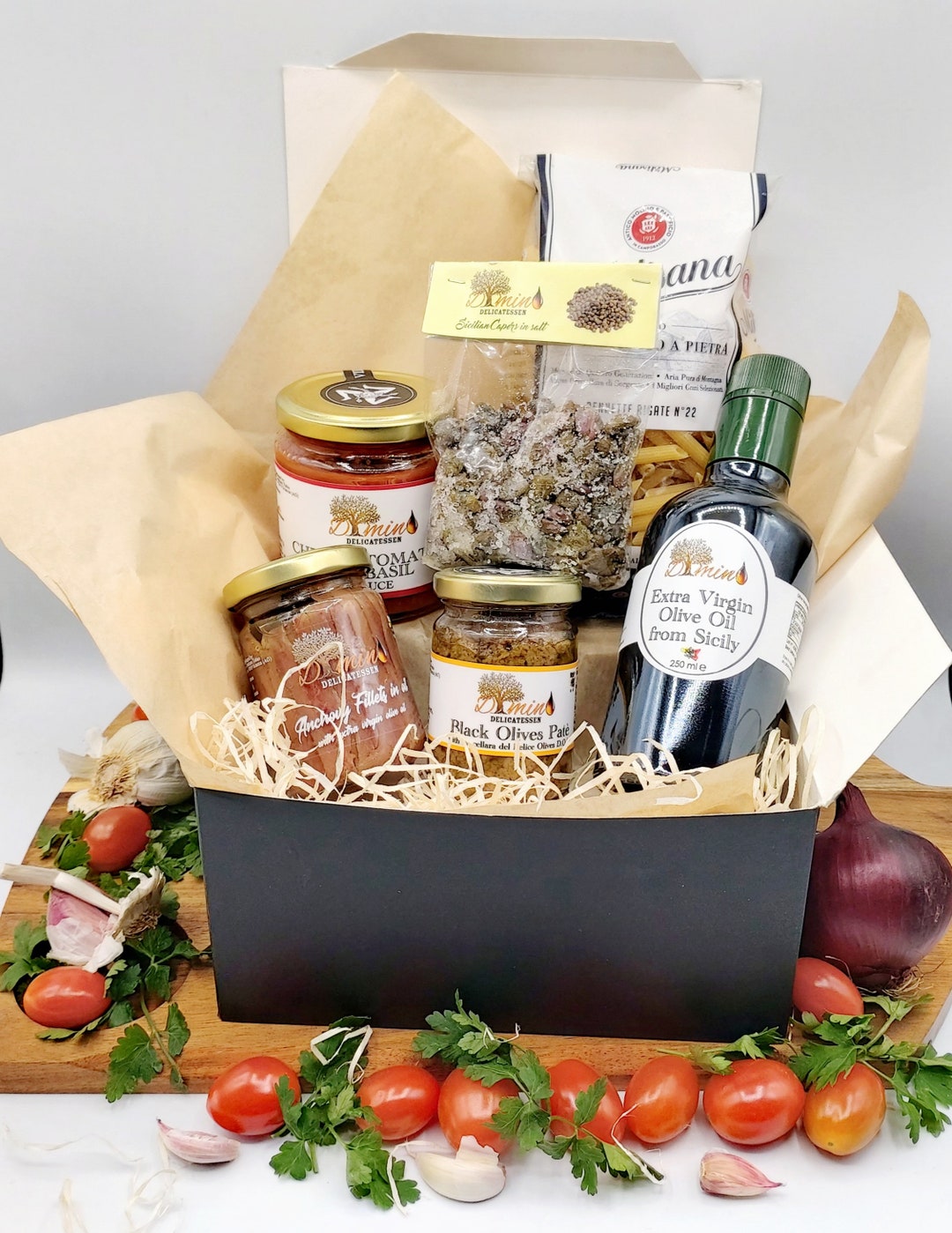 Italian Food Hamper, Pasta Alla Puttanesca, Italian Pasta Food Recipe ...