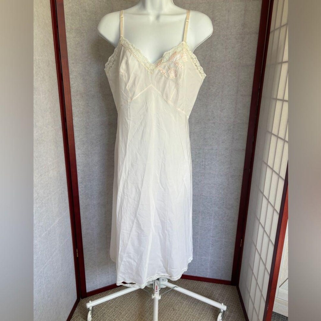 Corhan Noumair Vintage Hand Embroidered Pink Flowers White Lace Chemise ...