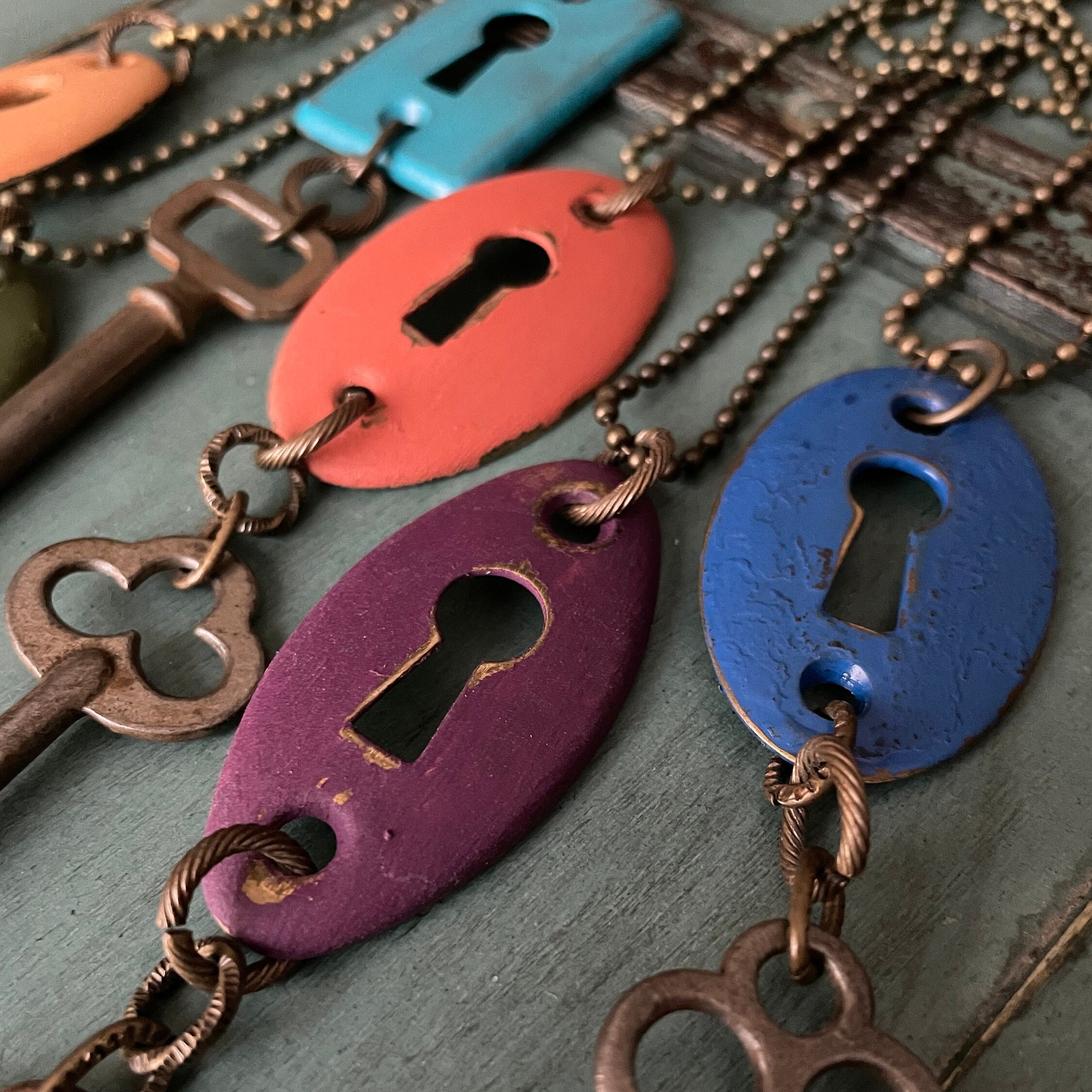 Vintage Key Hole With Skeleton Key, Old Keys, Antique Jewelry ...