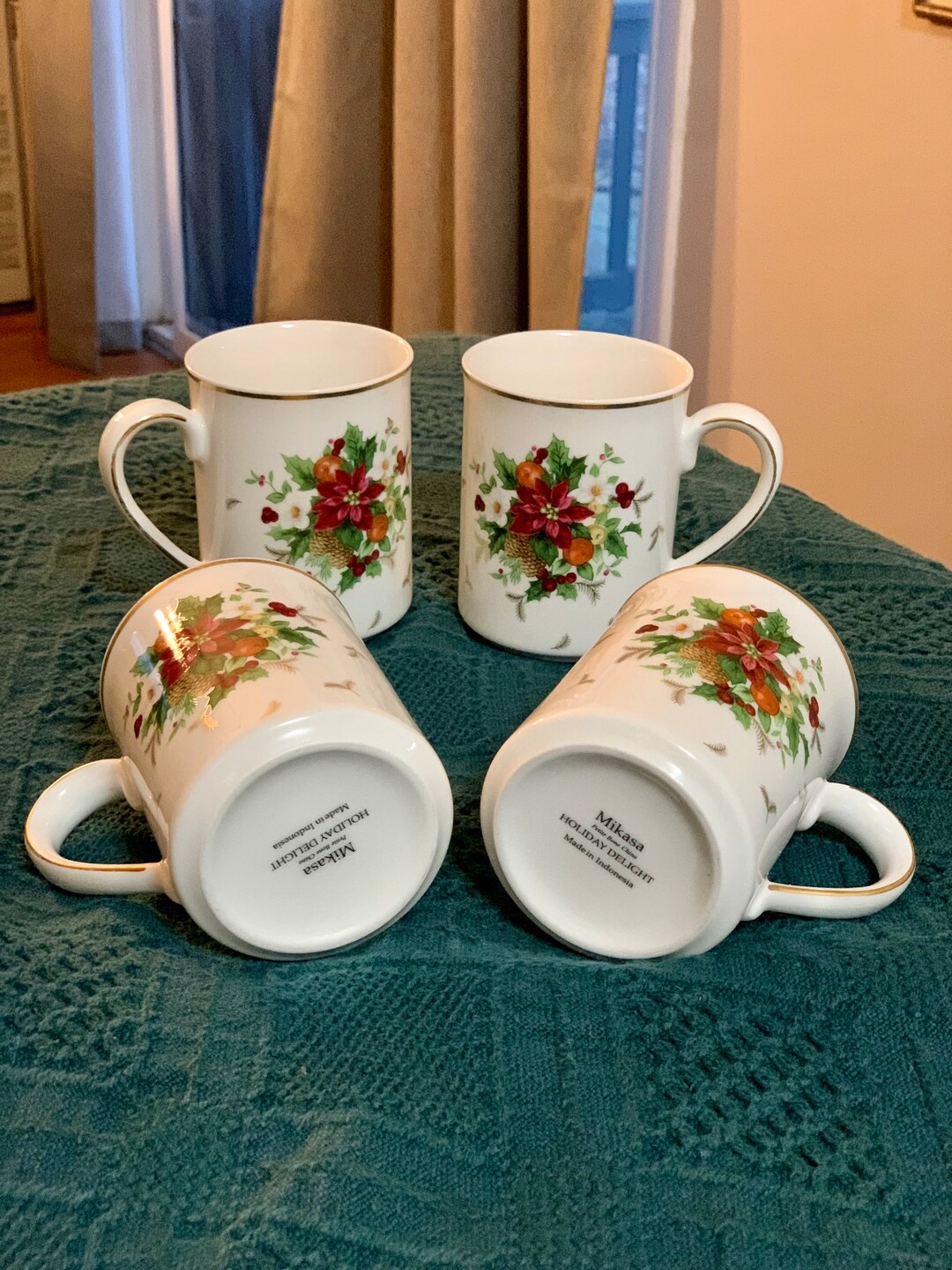 Mikasa HOLIDAY DELIGHT Petite Bone China Mugs W Gold Rim 12 Oz 4” Tall ...