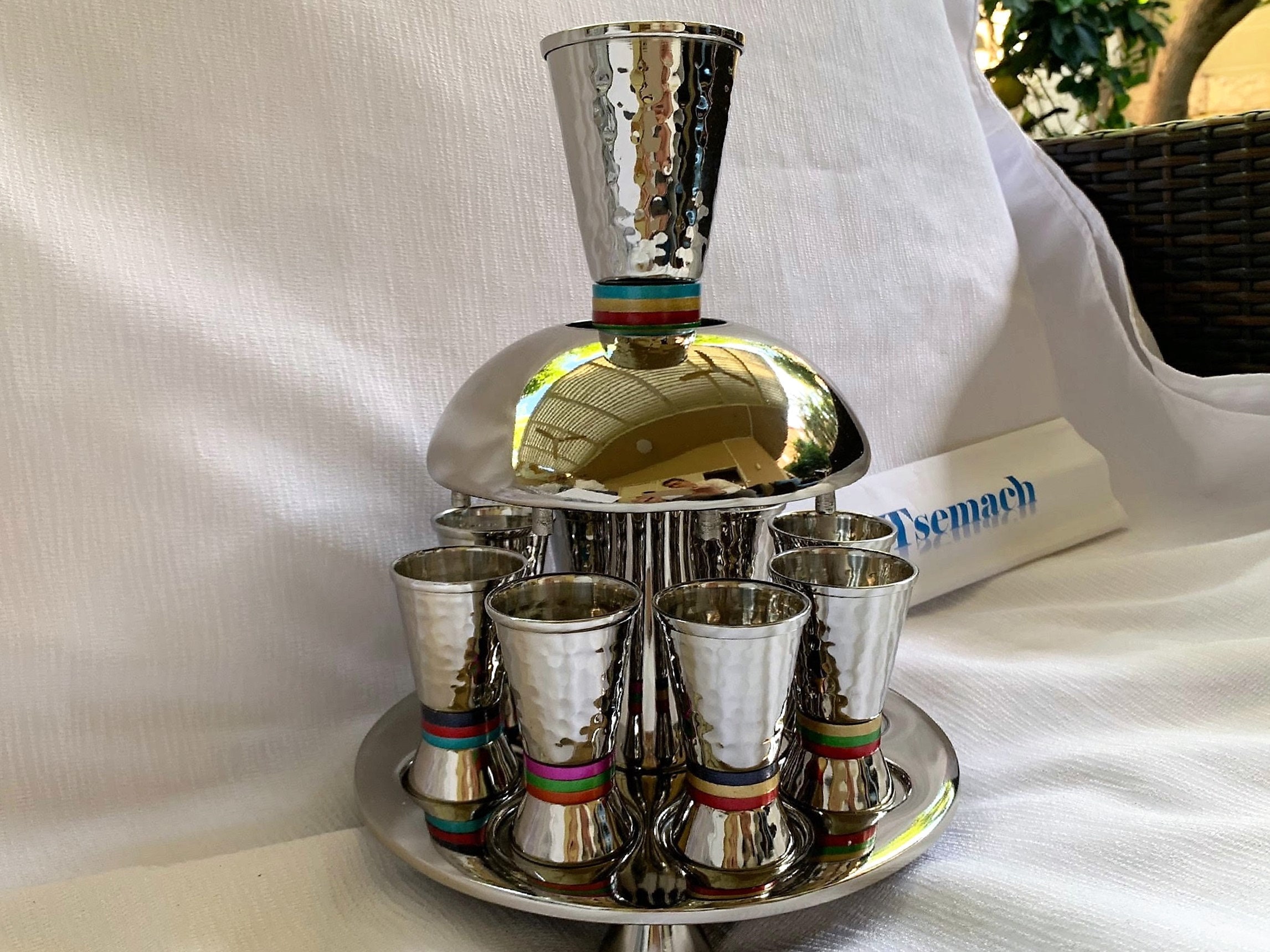 Yair Emanuel Weinbrunnen gehämmerte Nickelkegel geformte Tassen mit ...