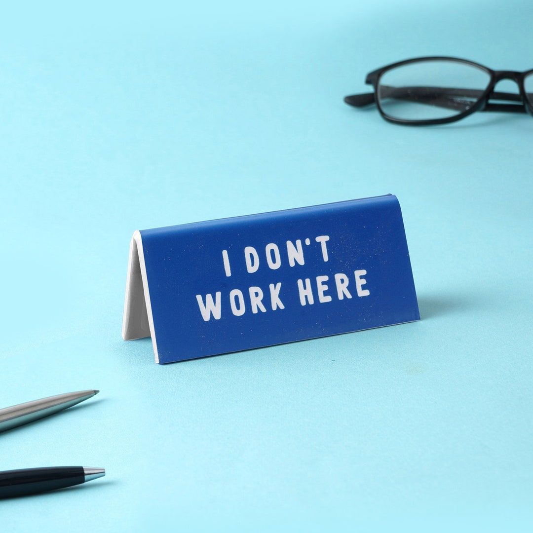 Navy Acrylic Desk Sign 'I Dont Work Here' - Etsy