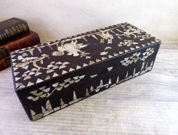 Antique Black lacquer with Inlaid Mother of Pearl Woo… - Gem