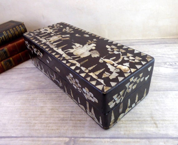 Antique Black lacquer with Inlaid Mother of Pearl Woo… - Gem