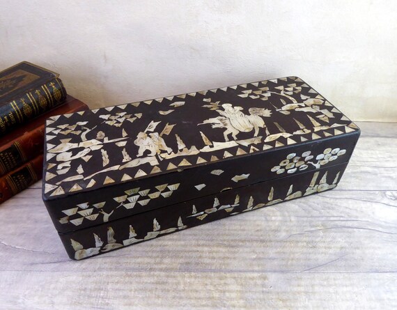 Antique Black lacquer with Inlaid Mother of Pearl Woo… - Gem