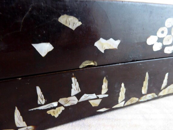 Antique Black lacquer with Inlaid Mother of Pearl Woo… - Gem