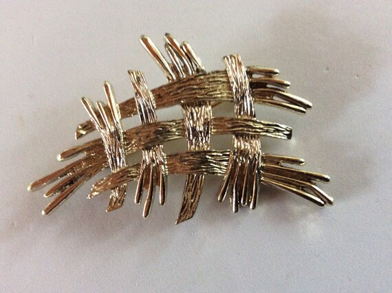 Woven Brushed Gold toned Brooch - Gem